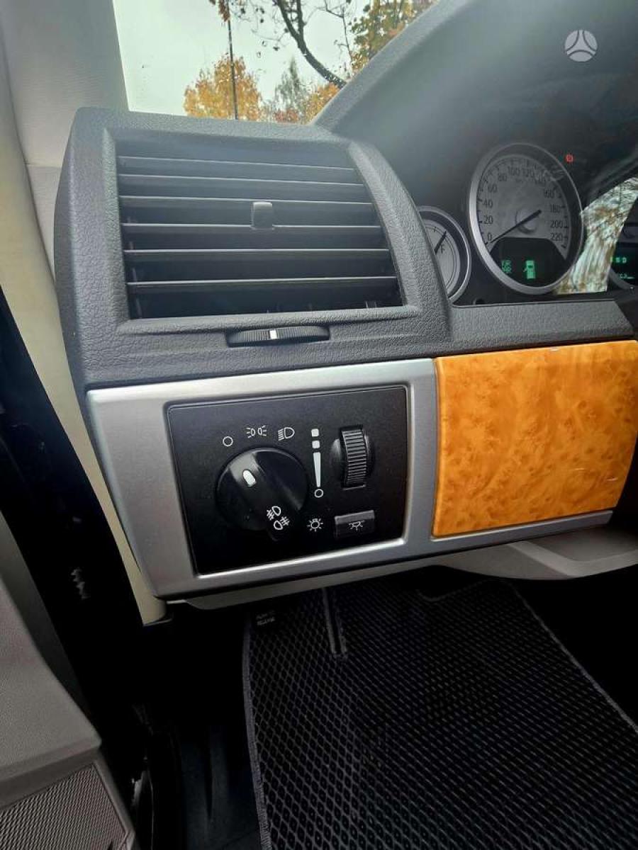 Black Chrysler town-&-country 2011 in Vilnius, with an engine capacity of 3.78 L and mileage of 162 thousand km for 6800 €, photo 70 on AUTOMOTO.COM.LV