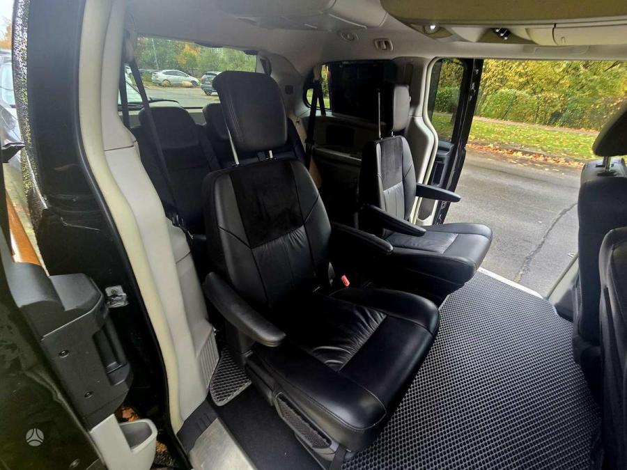 Black Chrysler town-&-country 2011 in Vilnius, with an engine capacity of 3.78 L and mileage of 162 thousand km for 6800 €, photo 92 on AUTOMOTO.COM.LV