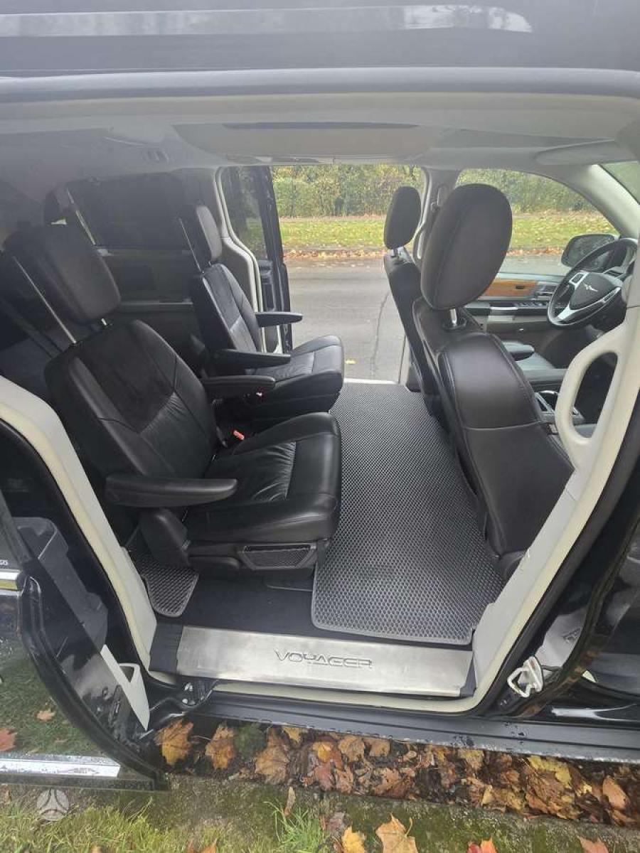 Black Chrysler town-&-country 2011 in Vilnius, with an engine capacity of 3.78 L and mileage of 162 thousand km for 6800 €, photo 94 on AUTOMOTO.COM.LV