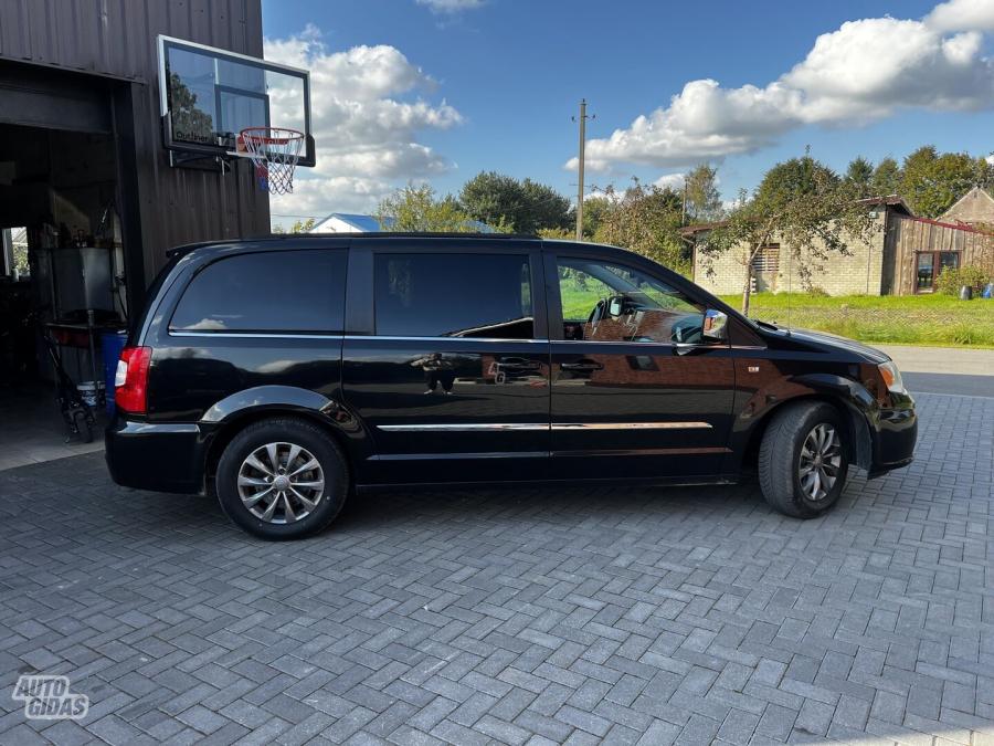 Black Chrysler town-&-country 2012 in Klaipeda, with an engine capacity of 3.60 L and mileage of 320 thousand km for 7000 €, photo 4 on AUTOMOTO.COM.LV