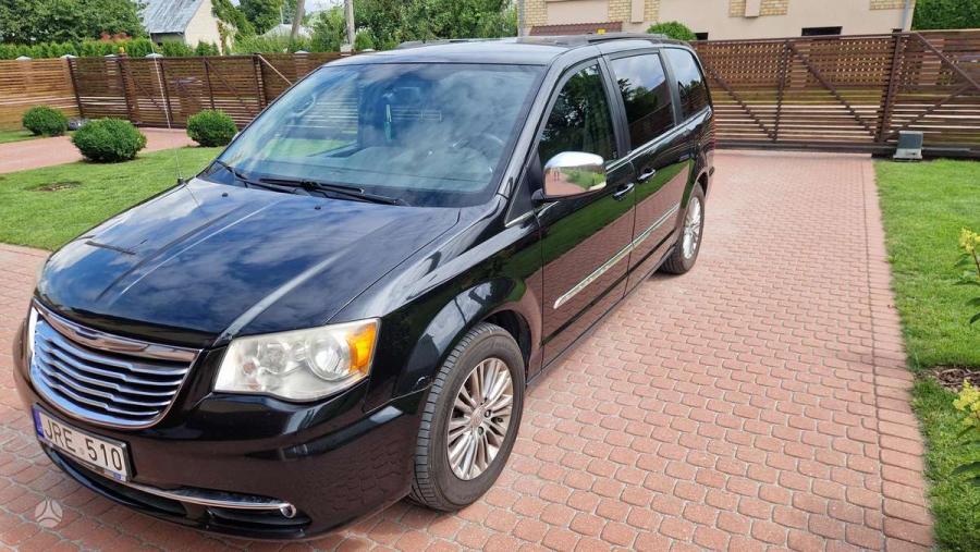 Black Chrysler town-&-country 2013 in Kedainiai, with an engine capacity of 3.61 L and mileage of 277 thousand km for 6000 €, photo 3 on AUTOMOTO.COM.LV