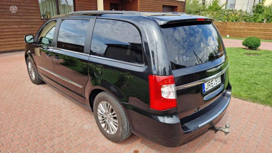 Black Chrysler town-&-country 2013 in Kedainiai, with an engine capacity of 3.61 L and mileage of 277 thousand km for 6000 €, photo 4 on AUTOMOTO.COM.LV