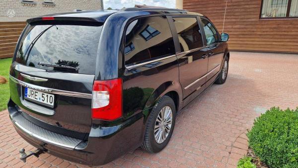 Black Chrysler town-&-country 2013 in Kedainiai, with an engine capacity of 3.61 L and mileage of 277 thousand km for 6000 €, photo 4 on AUTOMOTO.COM.LV