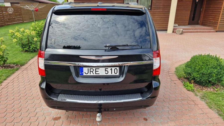 Black Chrysler town-&-country 2013 in Kedainiai, with an engine capacity of 3.61 L and mileage of 277 thousand km for 6000 €, photo 6 on AUTOMOTO.COM.LV