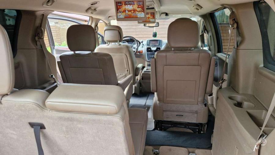 Black Chrysler town-&-country 2013 in Kedainiai, with an engine capacity of 3.61 L and mileage of 277 thousand km for 6000 €, photo 9 on AUTOMOTO.COM.LV