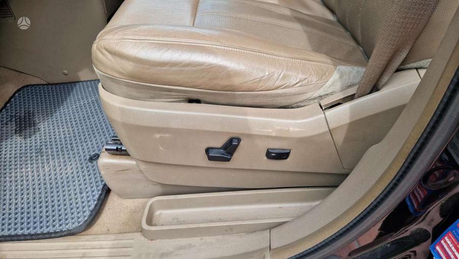 Black Chrysler town-&-country 2013 in Kedainiai, with an engine capacity of 3.61 L and mileage of 277 thousand km for 6000 €, photo 10 on AUTOMOTO.COM.LV