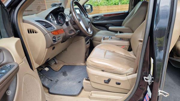 Black Chrysler town-&-country 2013 in Kedainiai, with an engine capacity of 3.61 L and mileage of 277 thousand km for 6000 €, photo 10 on AUTOMOTO.COM.LV