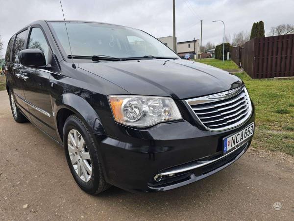 Black Chrysler town-&-country 2014 in Kaunas, with an engine capacity of 3.60 L and mileage of 243 thousand km for 5999 €, photo 2 on AUTOMOTO.COM.LV
