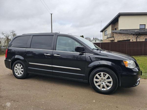 Black Chrysler town-&-country 2014 in Kaunas, with an engine capacity of 3.60 L and mileage of 243 thousand km for 5999 €, photo 4 on AUTOMOTO.COM.LV
