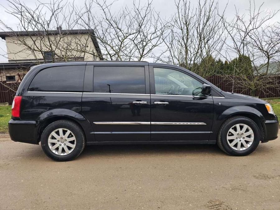 Black Chrysler town-&-country 2014 in Kaunas, with an engine capacity of 3.60 L and mileage of 243 thousand km for 5999 €, photo 5 on AUTOMOTO.COM.LV