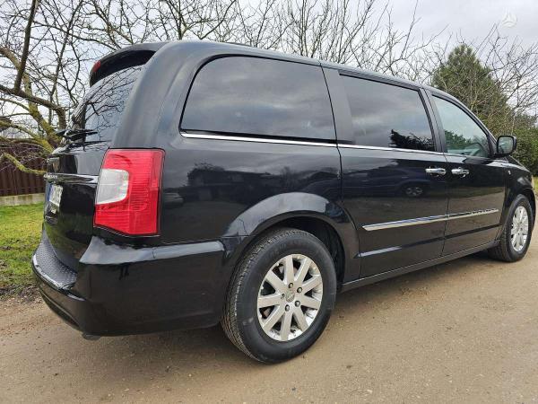 Black Chrysler town-&-country 2014 in Kaunas, with an engine capacity of 3.60 L and mileage of 243 thousand km for 5999 €, photo 6 on AUTOMOTO.COM.LV