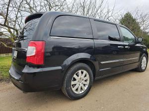 Black Chrysler town-&-country 2014 in Kaunas, with an engine capacity of 3.60 L and mileage of 243 thousand km for 5999 €, photo 6 on AUTOMOTO.COM.LV