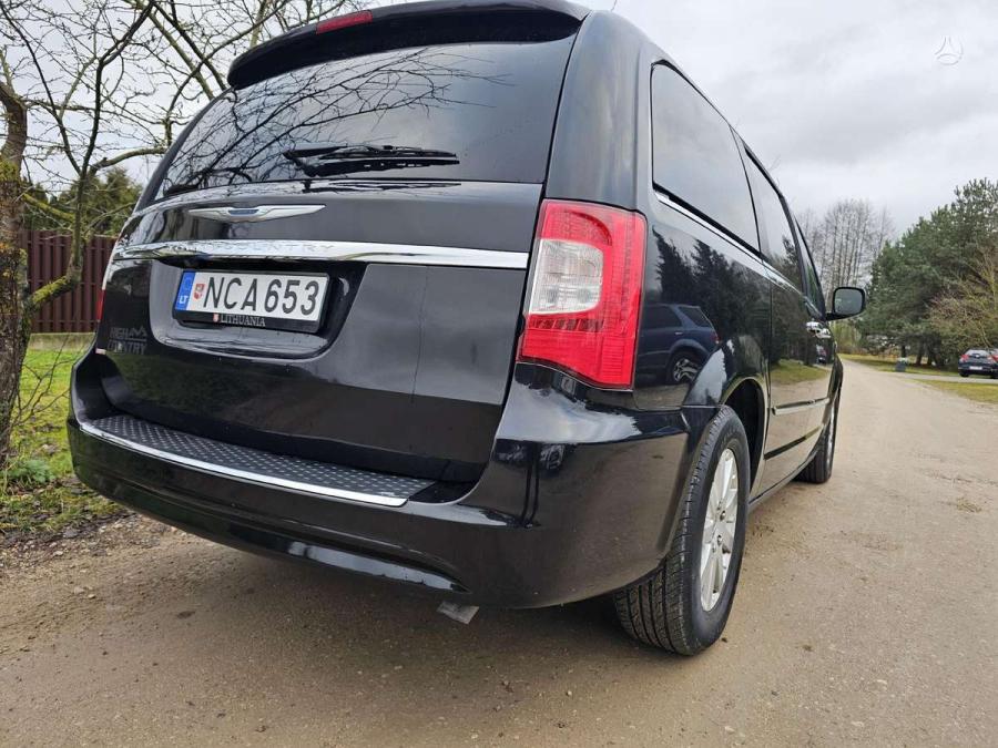 Black Chrysler town-&-country 2014 in Kaunas, with an engine capacity of 3.60 L and mileage of 243 thousand km for 5999 €, photo 7 on AUTOMOTO.COM.LV