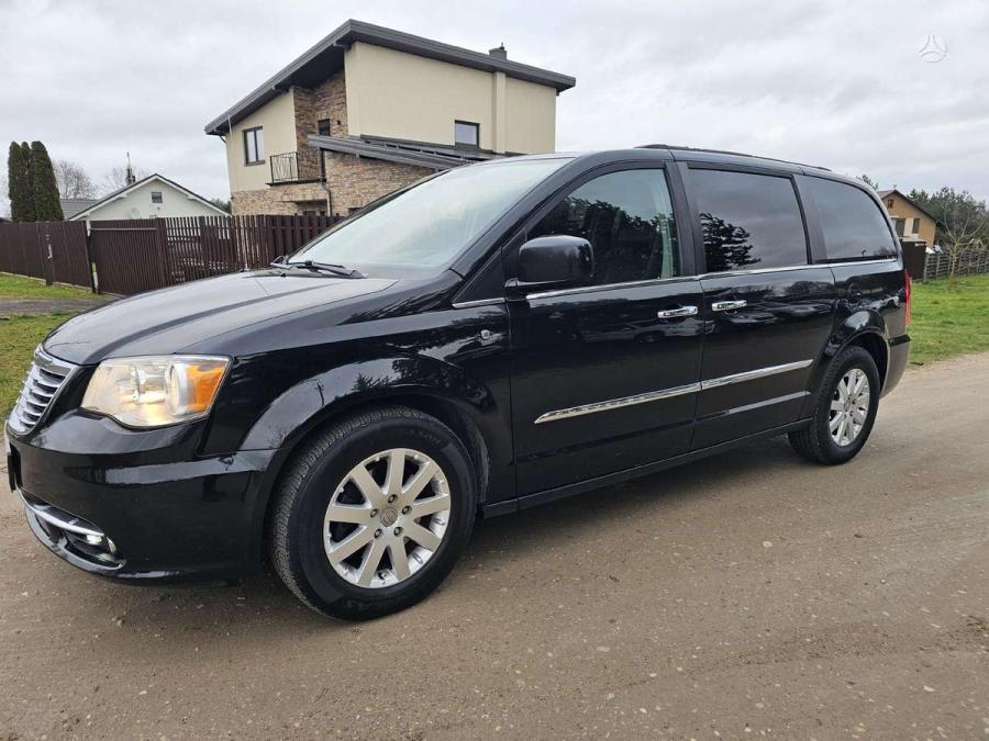 Black Chrysler town-&-country 2014 in Kaunas, with an engine capacity of 3.60 L and mileage of 243 thousand km for 5999 €, photo 9 on AUTOMOTO.COM.LV