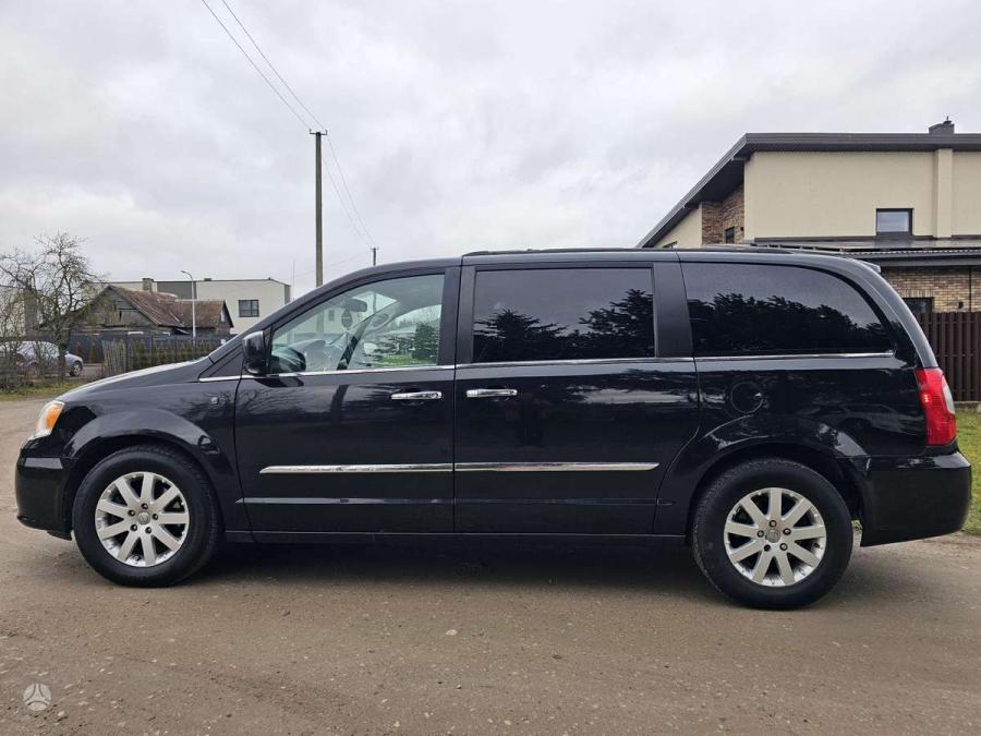 Black Chrysler town-&-country 2014 in Kaunas, with an engine capacity of 3.60 L and mileage of 243 thousand km for 5999 €, photo 10 on AUTOMOTO.COM.LV