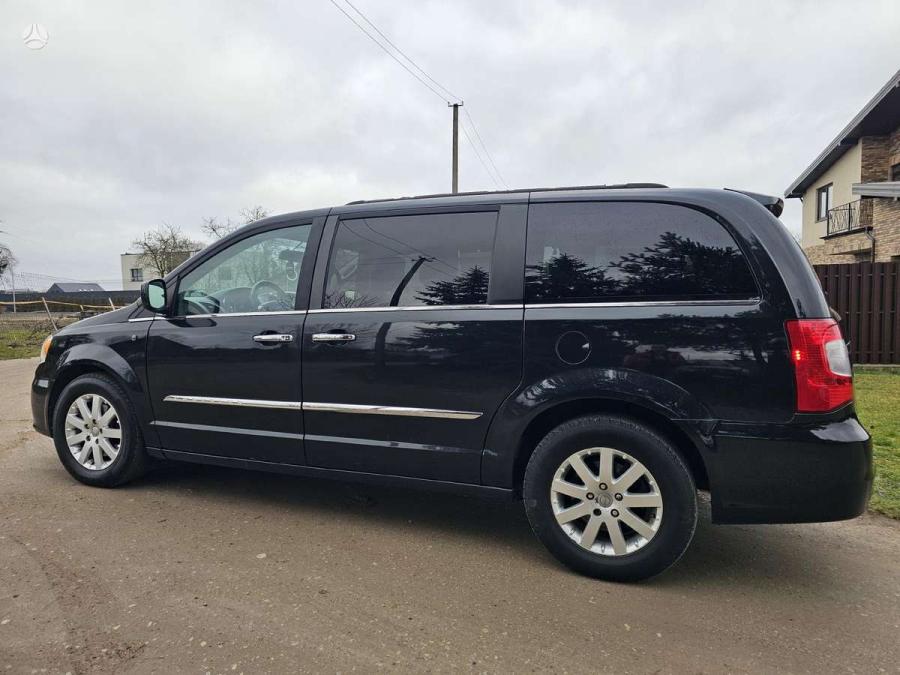 Black Chrysler town-&-country 2014 in Kaunas, with an engine capacity of 3.60 L and mileage of 243 thousand km for 5999 €, photo 11 on AUTOMOTO.COM.LV