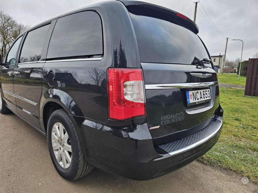Black Chrysler town-&-country 2014 in Kaunas, with an engine capacity of 3.60 L and mileage of 243 thousand km for 5999 €, photo 14 on AUTOMOTO.COM.LV