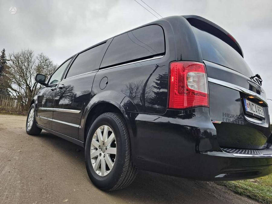 Black Chrysler town-&-country 2014 in Kaunas, with an engine capacity of 3.60 L and mileage of 243 thousand km for 5999 €, photo 15 on AUTOMOTO.COM.LV