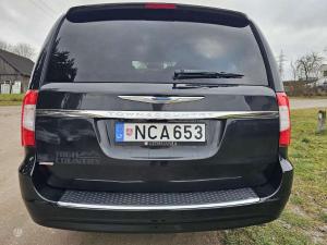 Black Chrysler town-&-country 2014 in Kaunas, with an engine capacity of 3.60 L and mileage of 243 thousand km for 5999 €, photo 16 on AUTOMOTO.COM.LV
