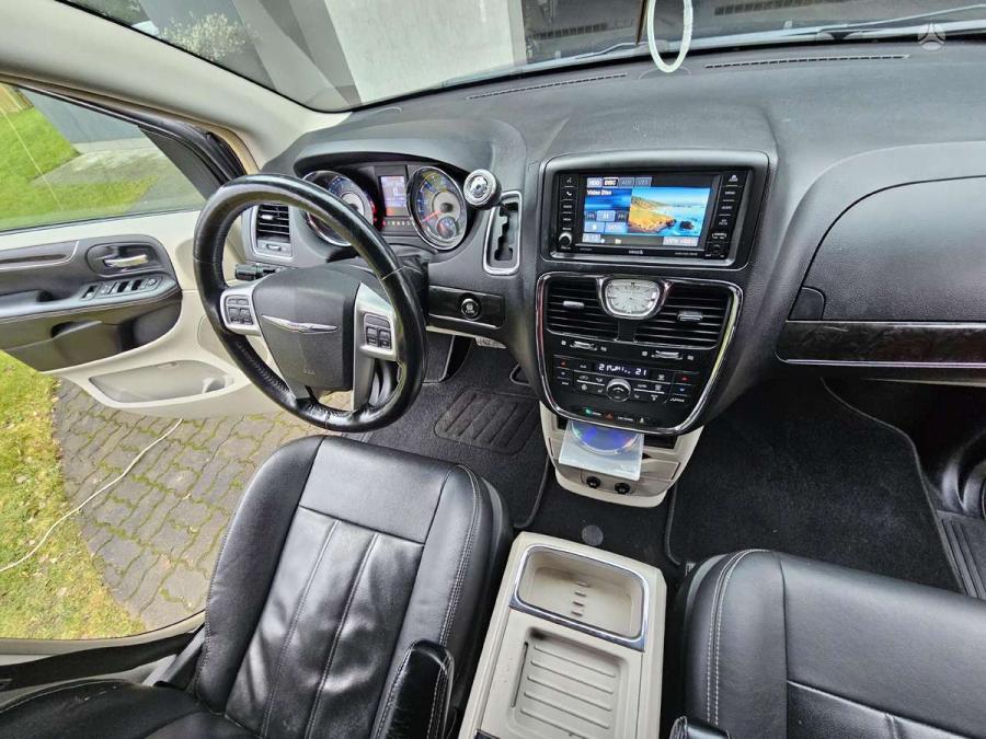 Black Chrysler town-&-country 2014 in Kaunas, with an engine capacity of 3.60 L and mileage of 243 thousand km for 5999 €, photo 20 on AUTOMOTO.COM.LV