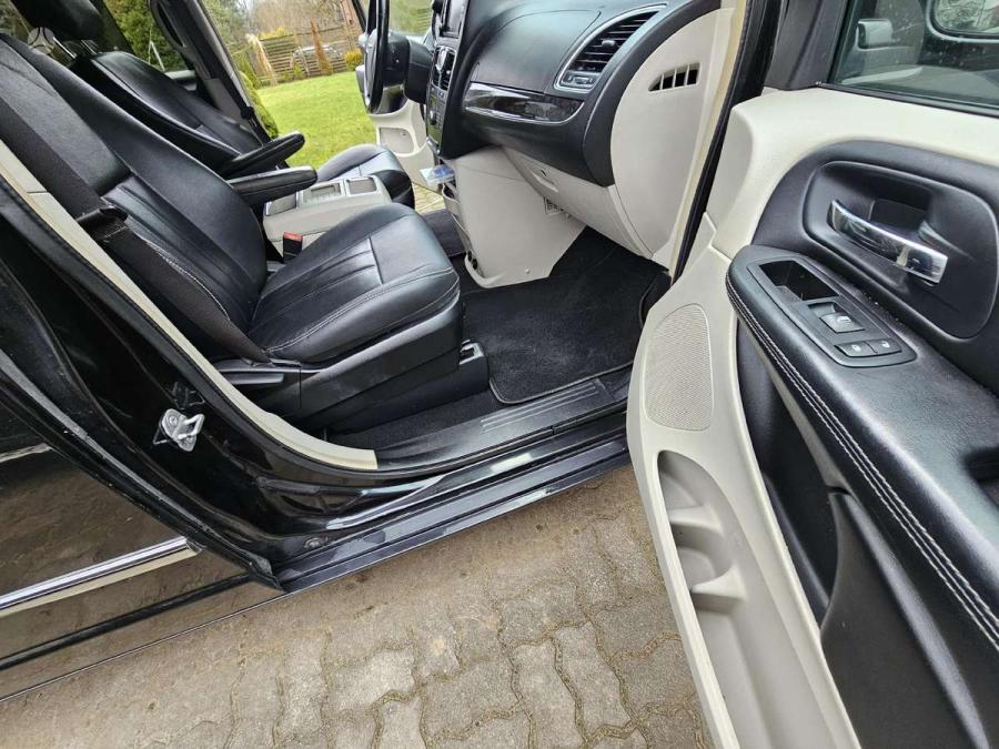 Black Chrysler town-&-country 2014 in Kaunas, with an engine capacity of 3.60 L and mileage of 243 thousand km for 5999 €, photo 24 on AUTOMOTO.COM.LV