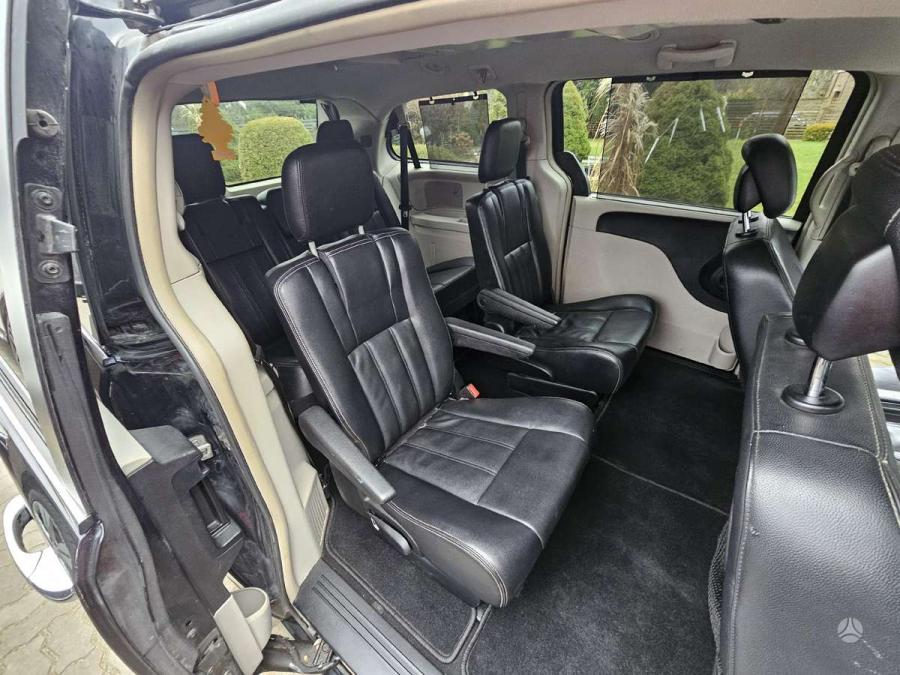 Black Chrysler town-&-country 2014 in Kaunas, with an engine capacity of 3.60 L and mileage of 243 thousand km for 5999 €, photo 25 on AUTOMOTO.COM.LV