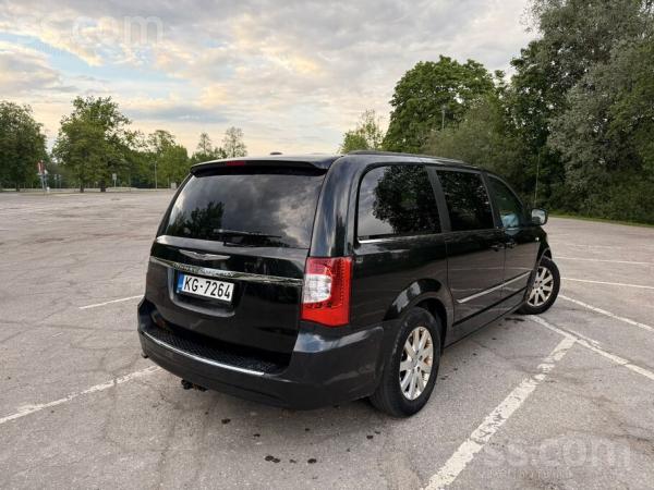 Black Chrysler town-&-country 2014 in Riga, with an engine capacity of 3.60 L and mileage of 337 thousand km for 4000 €, photo 2 on AUTOMOTO.COM.LV
