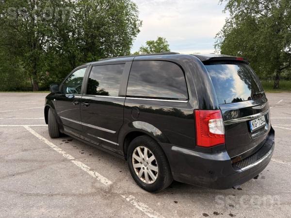 Black Chrysler town-&-country 2014 in Riga, with an engine capacity of 3.60 L and mileage of 337 thousand km for 4000 €, photo 3 on AUTOMOTO.COM.LV