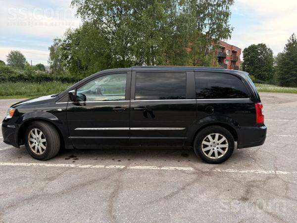 Black Chrysler town-&-country 2014 in Riga, with an engine capacity of 3.60 L and mileage of 337 thousand km for 4000 €, photo 4 on AUTOMOTO.COM.LV