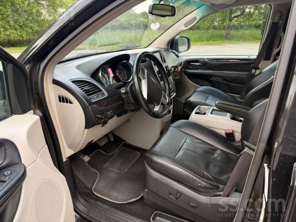 Black Chrysler town-&-country 2014 in Riga, with an engine capacity of 3.60 L and mileage of 337 thousand km for 4000 €, photo 5 on AUTOMOTO.COM.LV
