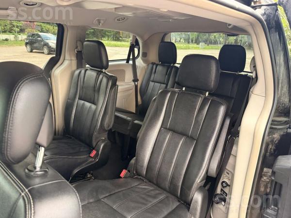 Black Chrysler town-&-country 2014 in Riga, with an engine capacity of 3.60 L and mileage of 337 thousand km for 4000 €, photo 6 on AUTOMOTO.COM.LV