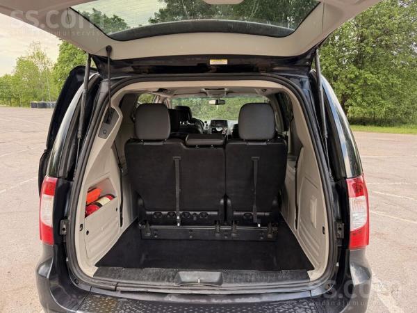 Black Chrysler town-&-country 2014 in Riga, with an engine capacity of 3.60 L and mileage of 337 thousand km for 4000 €, photo 10 on AUTOMOTO.COM.LV