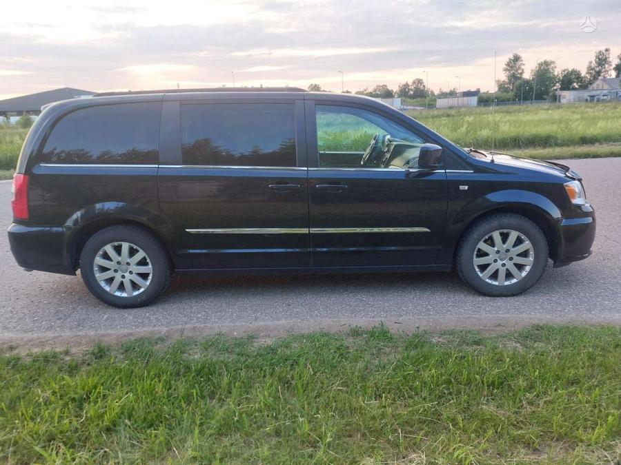 Melns Chrysler town-&-country 2014 Šauļi, ar dzinēja tilpumu 3.60 L un nobraukumu 241 tūkst. km par 8200 €, foto 4 vietnē AUTOMOTO.COM.LV