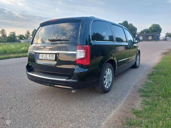 Melns Chrysler town-&-country 2014 Šauļi, ar dzinēja tilpumu 3.60 L un nobraukumu 241 tūkst. km par 8200 €, foto 4 vietnē AUTOMOTO.COM.LV
