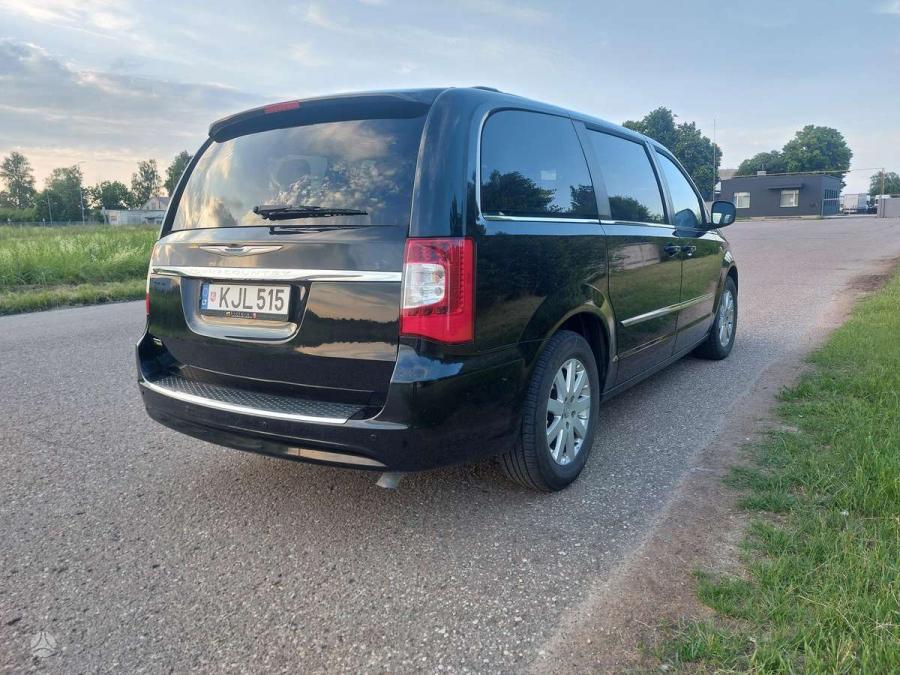 Melns Chrysler town-&-country 2014 Šauļi, ar dzinēja tilpumu 3.60 L un nobraukumu 241 tūkst. km par 8200 €, foto 5 vietnē AUTOMOTO.COM.LV