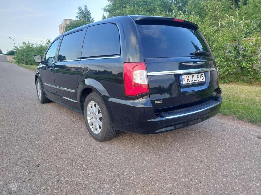 Melns Chrysler town-&-country 2014 Šauļi, ar dzinēja tilpumu 3.60 L un nobraukumu 241 tūkst. km par 8200 €, foto 7 vietnē AUTOMOTO.COM.LV