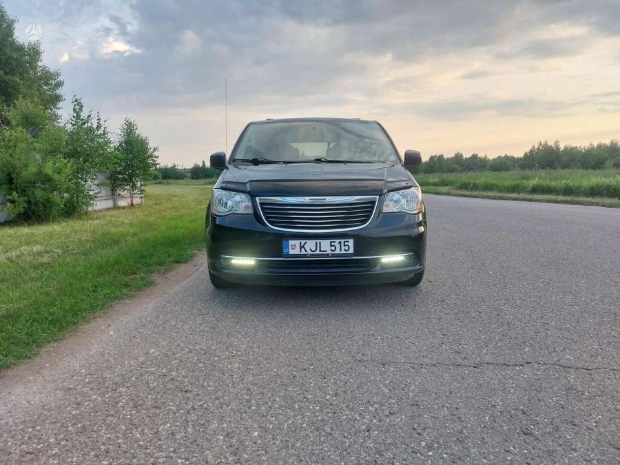 Melns Chrysler town-&-country 2014 Šauļi, ar dzinēja tilpumu 3.60 L un nobraukumu 241 tūkst. km par 8200 €, foto 9 vietnē AUTOMOTO.COM.LV