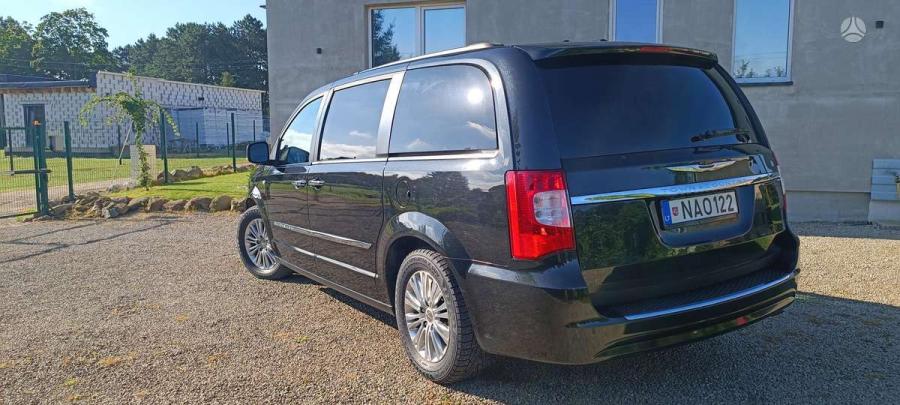 Melns Chrysler town-&-country 2014 Biržai, ar dzinēja tilpumu 3.60 L un nobraukumu 264 tūkst. km par 9000 €, foto 8 vietnē AUTOMOTO.COM.LV