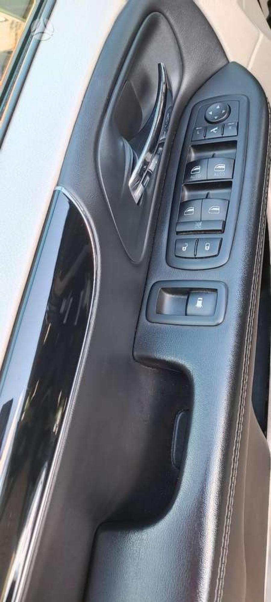 Melns Chrysler town-&-country 2014 Biržai, ar dzinēja tilpumu 3.60 L un nobraukumu 264 tūkst. km par 9000 €, foto 19 vietnē AUTOMOTO.COM.LV