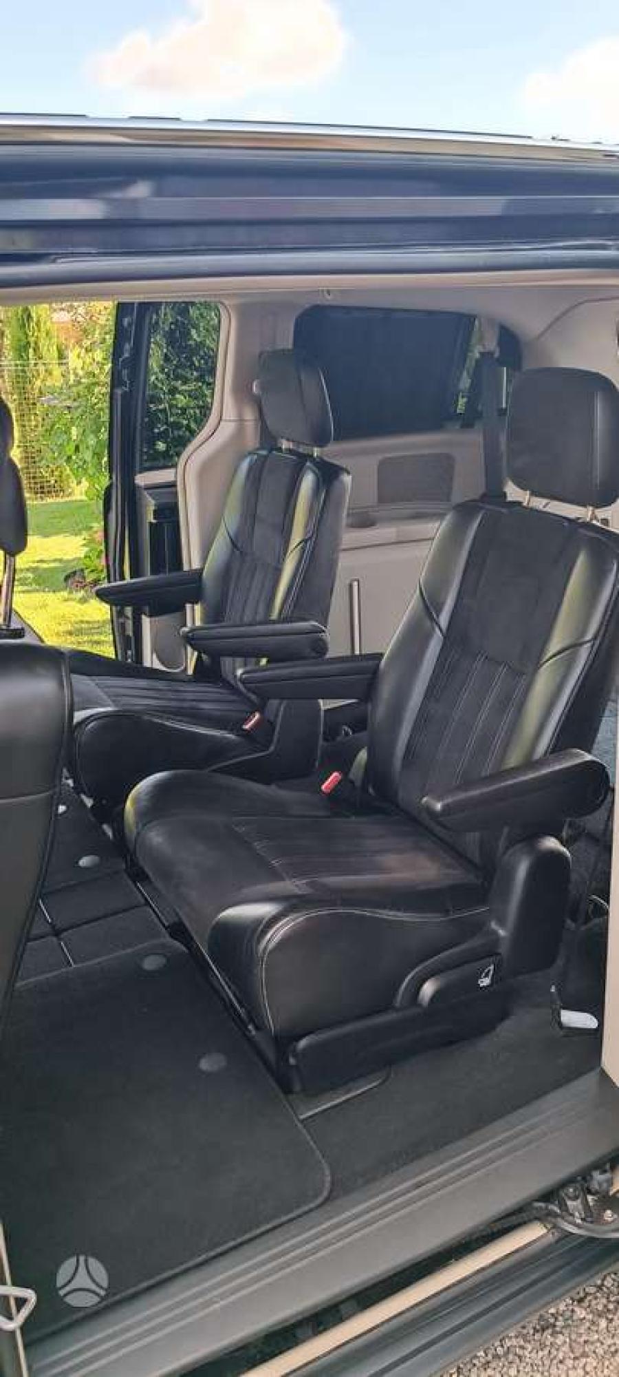 Melns Chrysler town-&-country 2014 Biržai, ar dzinēja tilpumu 3.60 L un nobraukumu 264 tūkst. km par 9000 €, foto 24 vietnē AUTOMOTO.COM.LV