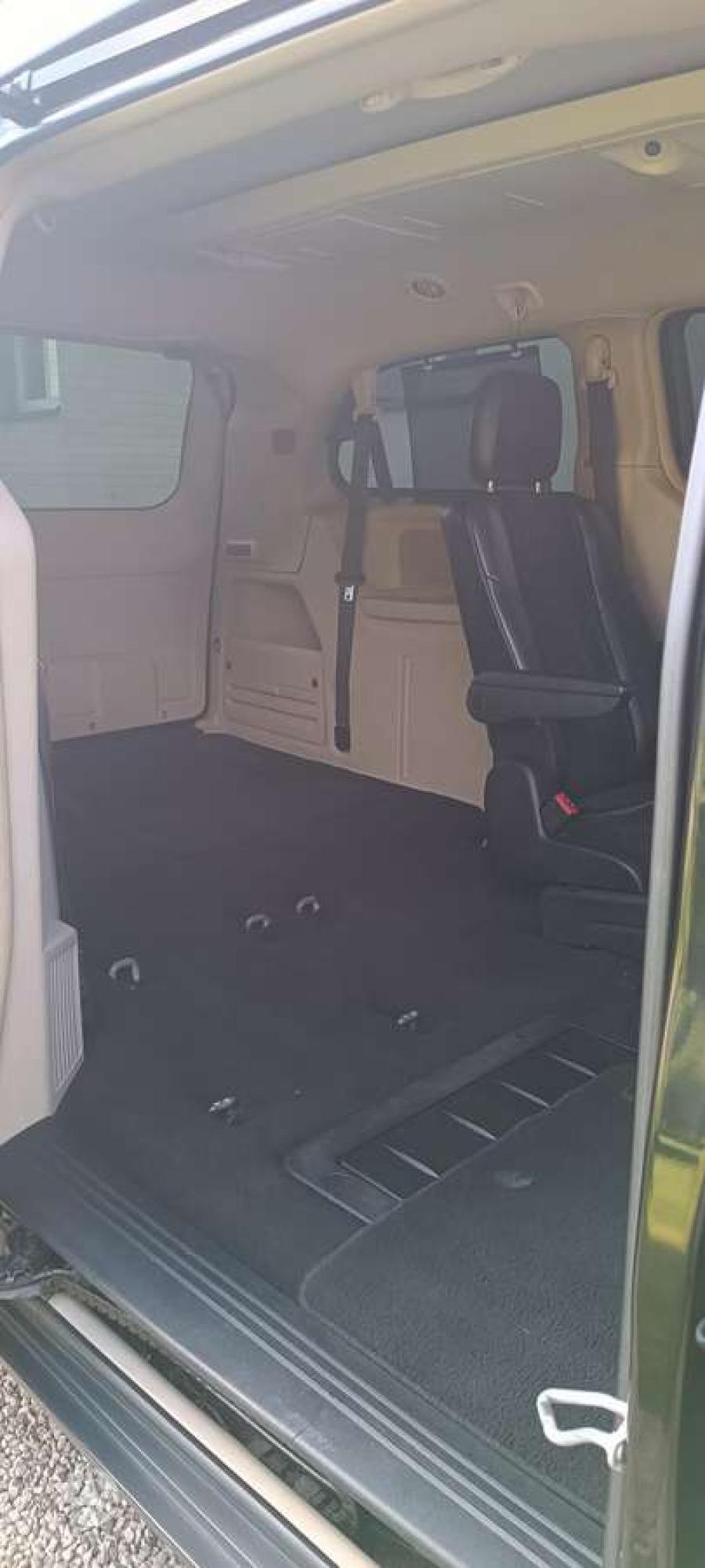 Melns Chrysler town-&-country 2014 Biržai, ar dzinēja tilpumu 3.60 L un nobraukumu 264 tūkst. km par 9000 €, foto 28 vietnē AUTOMOTO.COM.LV