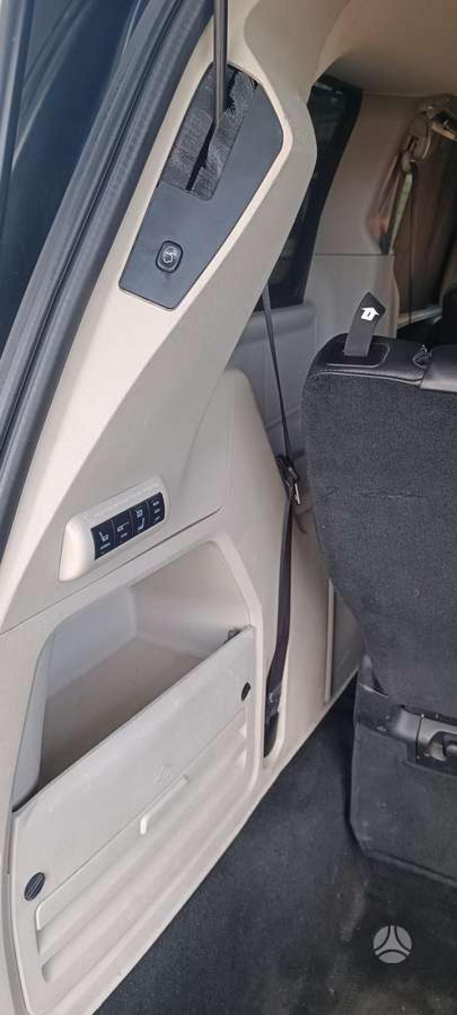 Melns Chrysler town-&-country 2014 Biržai, ar dzinēja tilpumu 3.60 L un nobraukumu 264 tūkst. km par 9000 €, foto 32 vietnē AUTOMOTO.COM.LV
