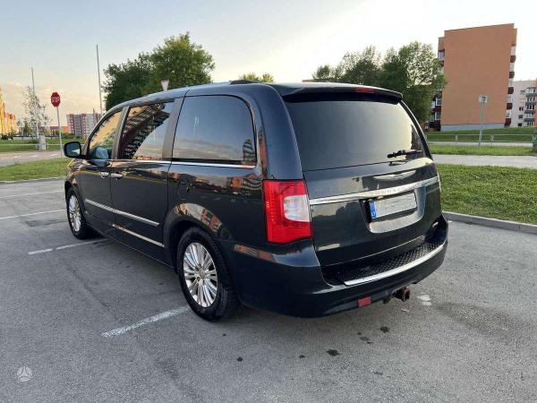 Black Chrysler town-&-country 2014 in Klaipeda, with an engine capacity of 3.60 L and mileage of 248 thousand km for 5500 €, photo 2 on AUTOMOTO.COM.LV