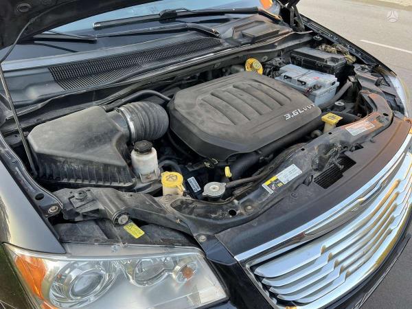Black Chrysler town-&-country 2014 in Klaipeda, with an engine capacity of 3.60 L and mileage of 248 thousand km for 5500 €, photo 8 on AUTOMOTO.COM.LV