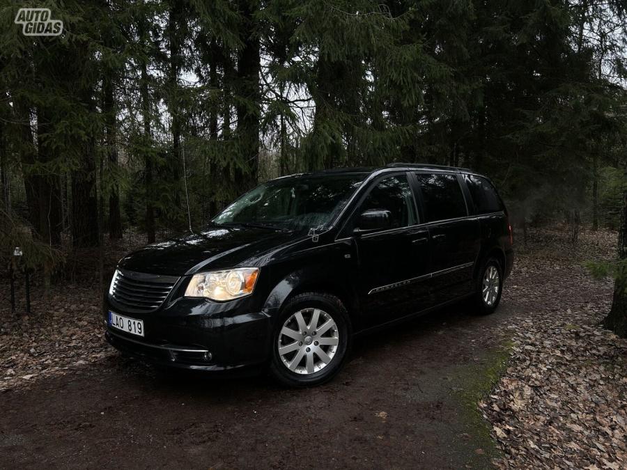 Black Chrysler town-&-country 2015 in Kaunas, with an engine capacity of 3.60 L and mileage of 322 thousand km for 8000 €, photo 1 on AUTOMOTO.COM.LV