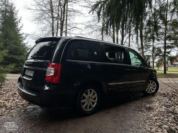 Black Chrysler town-&-country 2015 in Kaunas, with an engine capacity of 3.60 L and mileage of 322 thousand km for 8000 €, photo 2 on AUTOMOTO.COM.LV