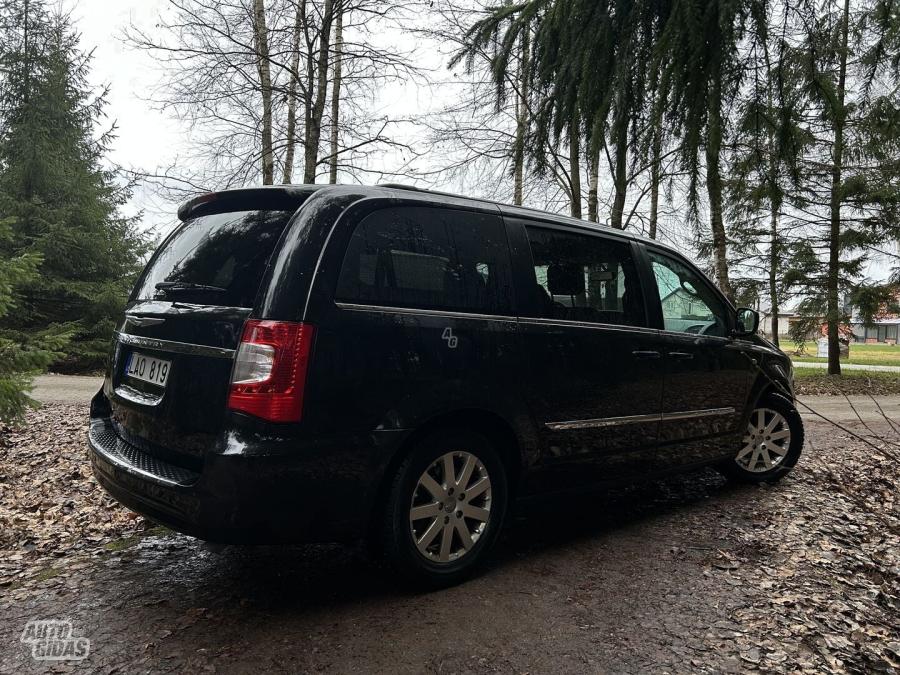 Black Chrysler town-&-country 2015 in Kaunas, with an engine capacity of 3.60 L and mileage of 322 thousand km for 8000 €, photo 2 on AUTOMOTO.COM.LV