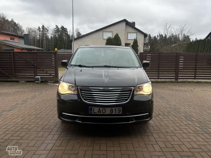 Black Chrysler town-&-country 2015 in Kaunas, with an engine capacity of 3.60 L and mileage of 322 thousand km for 8000 €, photo 3 on AUTOMOTO.COM.LV
