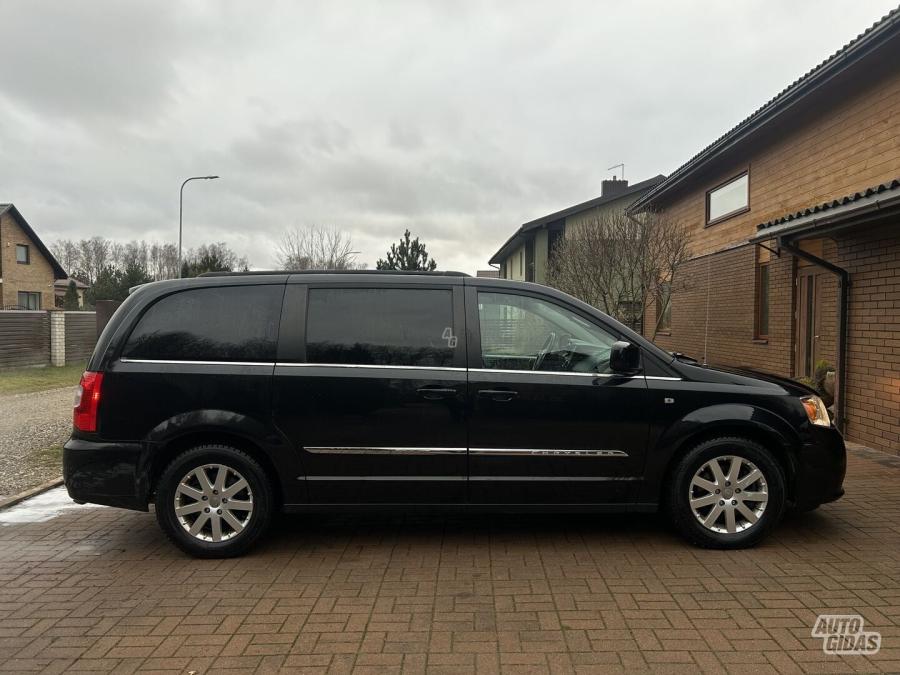 Black Chrysler town-&-country 2015 in Kaunas, with an engine capacity of 3.60 L and mileage of 322 thousand km for 8000 €, photo 4 on AUTOMOTO.COM.LV