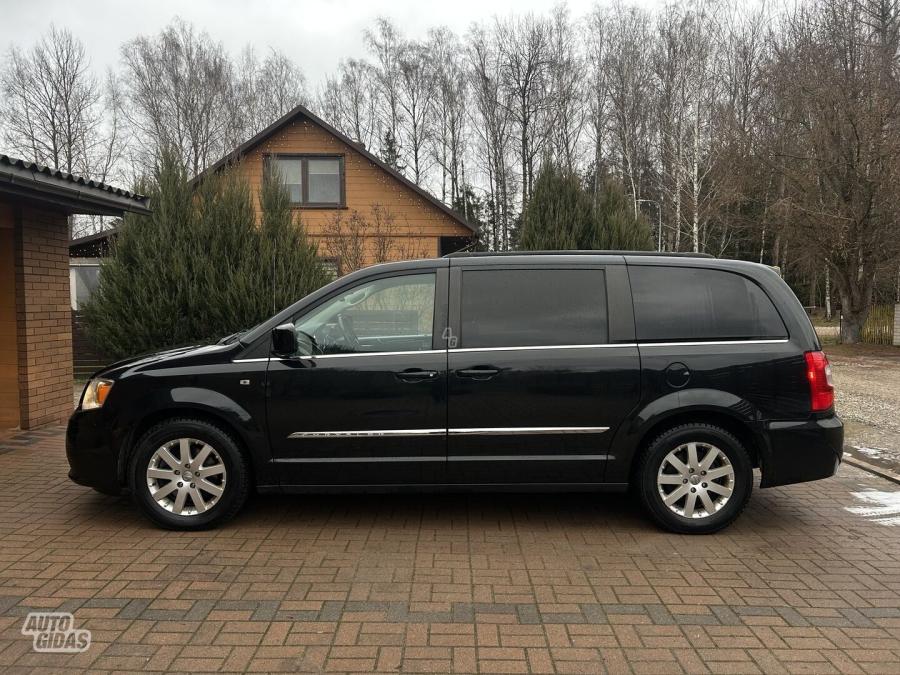 Black Chrysler town-&-country 2015 in Kaunas, with an engine capacity of 3.60 L and mileage of 322 thousand km for 8000 €, photo 6 on AUTOMOTO.COM.LV